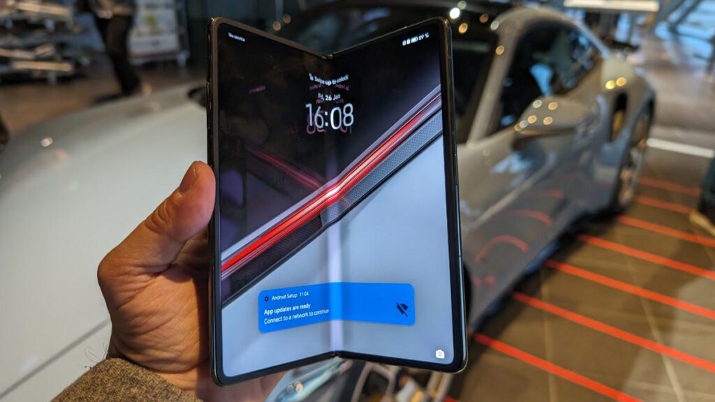 Hands on Honor Magic V2 RSR – Une collaboration avec Porsche a créé un ...